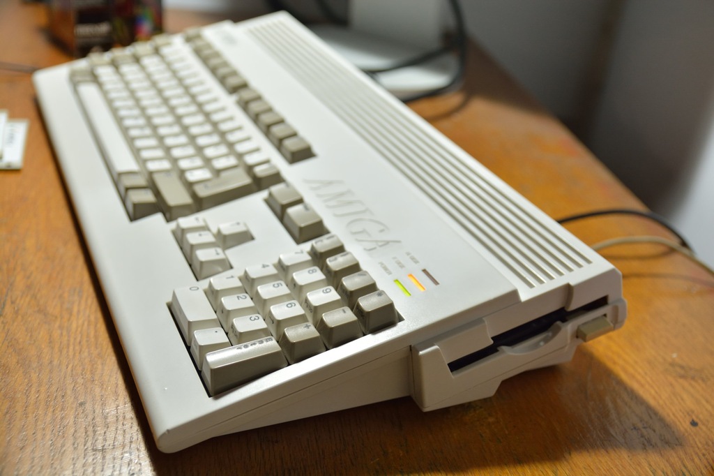 AMIGA 1200 - 7093765472 - oficjalne archiwum Allegro
